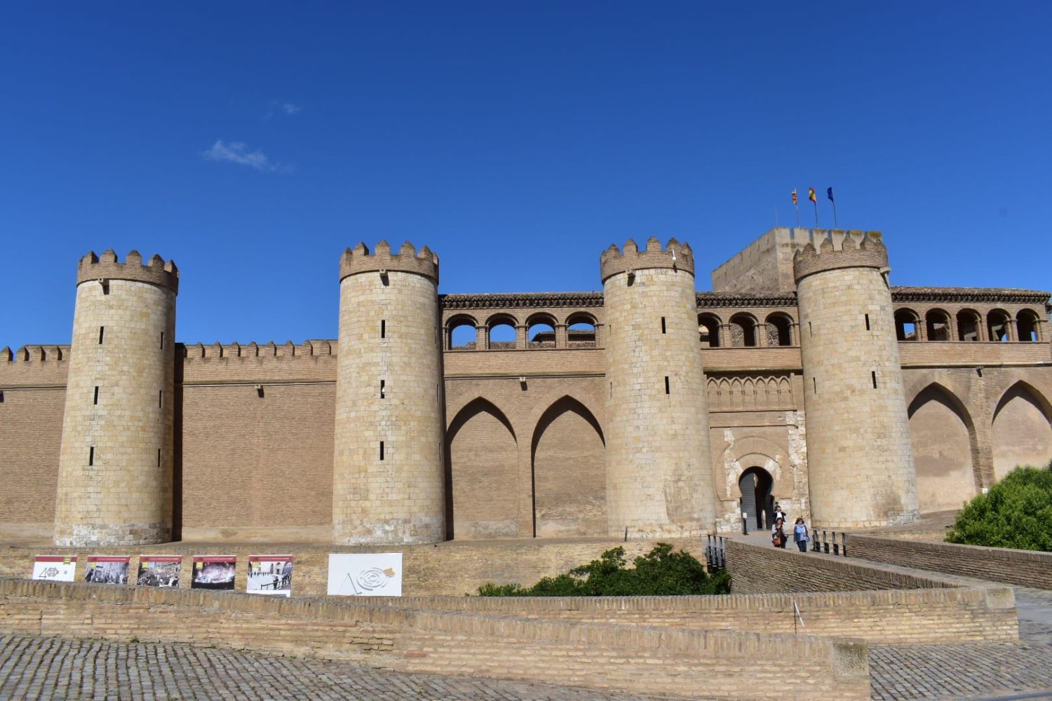Aljafería Palace: History, Architecture, and Visiting Guide