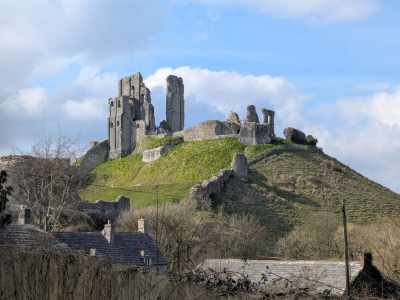 Corfe Castle Guide: History, Interesting Facts & Visiting Tips